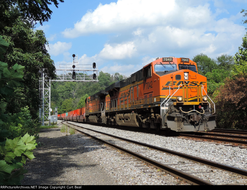 BNSF 7042 and 5086